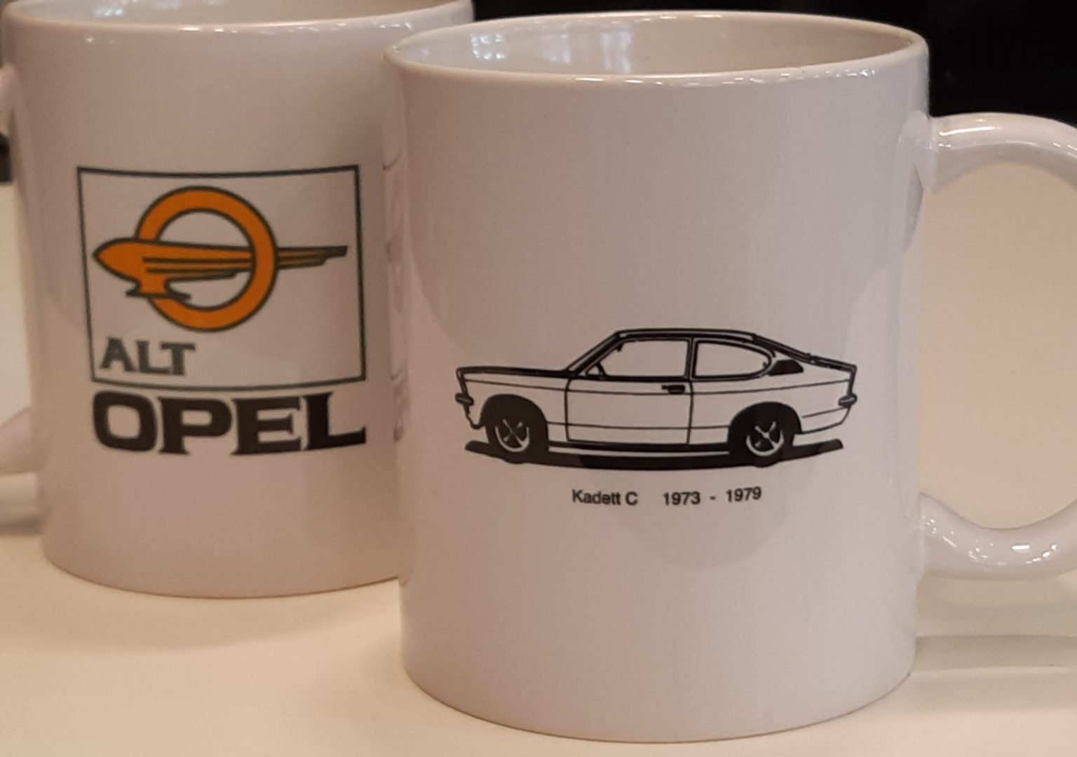 Neu im Clubshop – Tasse „50 Jahre Kadett C“ - ALT-OPEL Interessengemeinschaft von 1972 e.V.